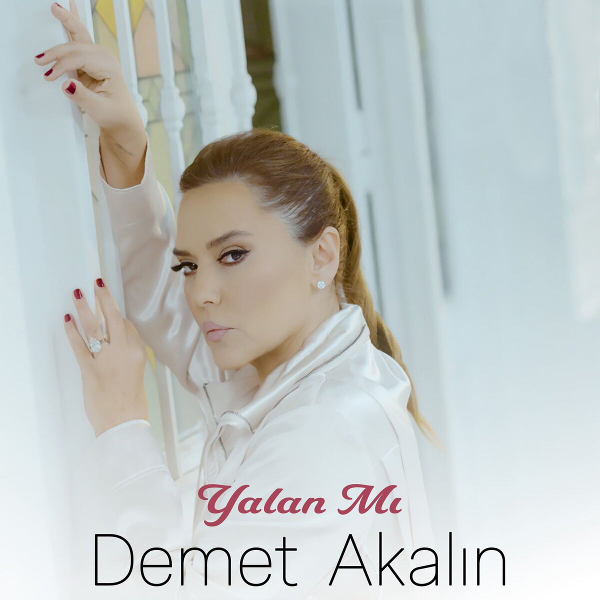 دانلود آهنگ Demet Akalin Yalan Mi